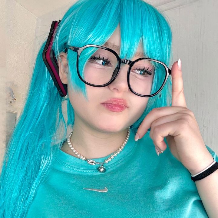 twitch.tv/upminaa (@upminaa.cos) - Urlebird